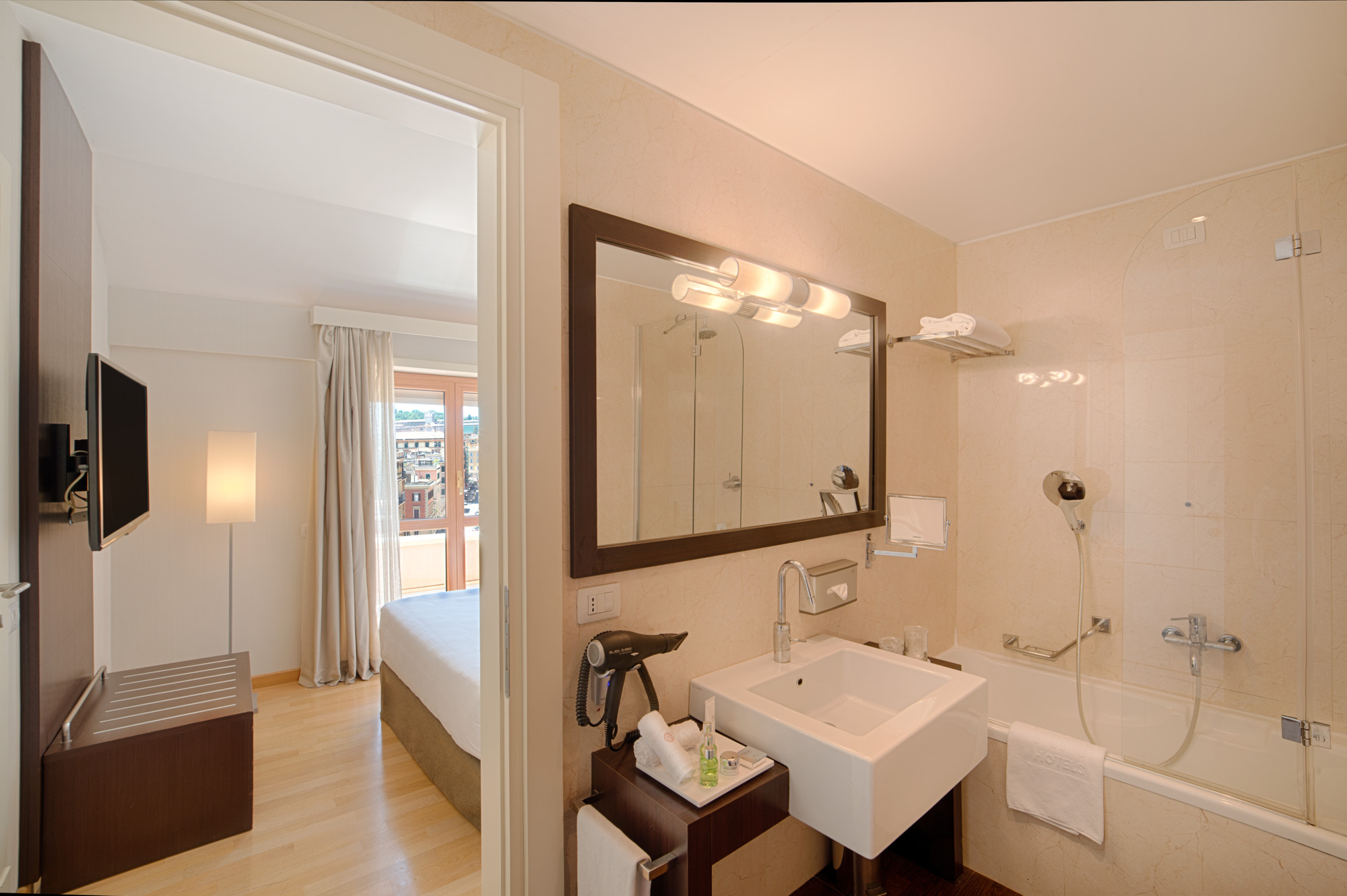 NH Collection Roma Giustiniano: 4* Hotel in Downtown Rome